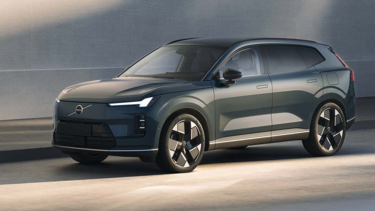 Volvo i modvind: Elbilsalget falder – men EX90 og EX30 stråler i USA ...
